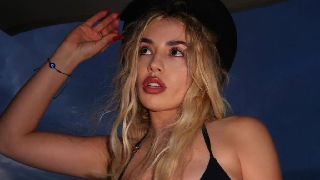 Ava Max Welcomes 2026 in Daring Bikini Look – Fans Go Wild!